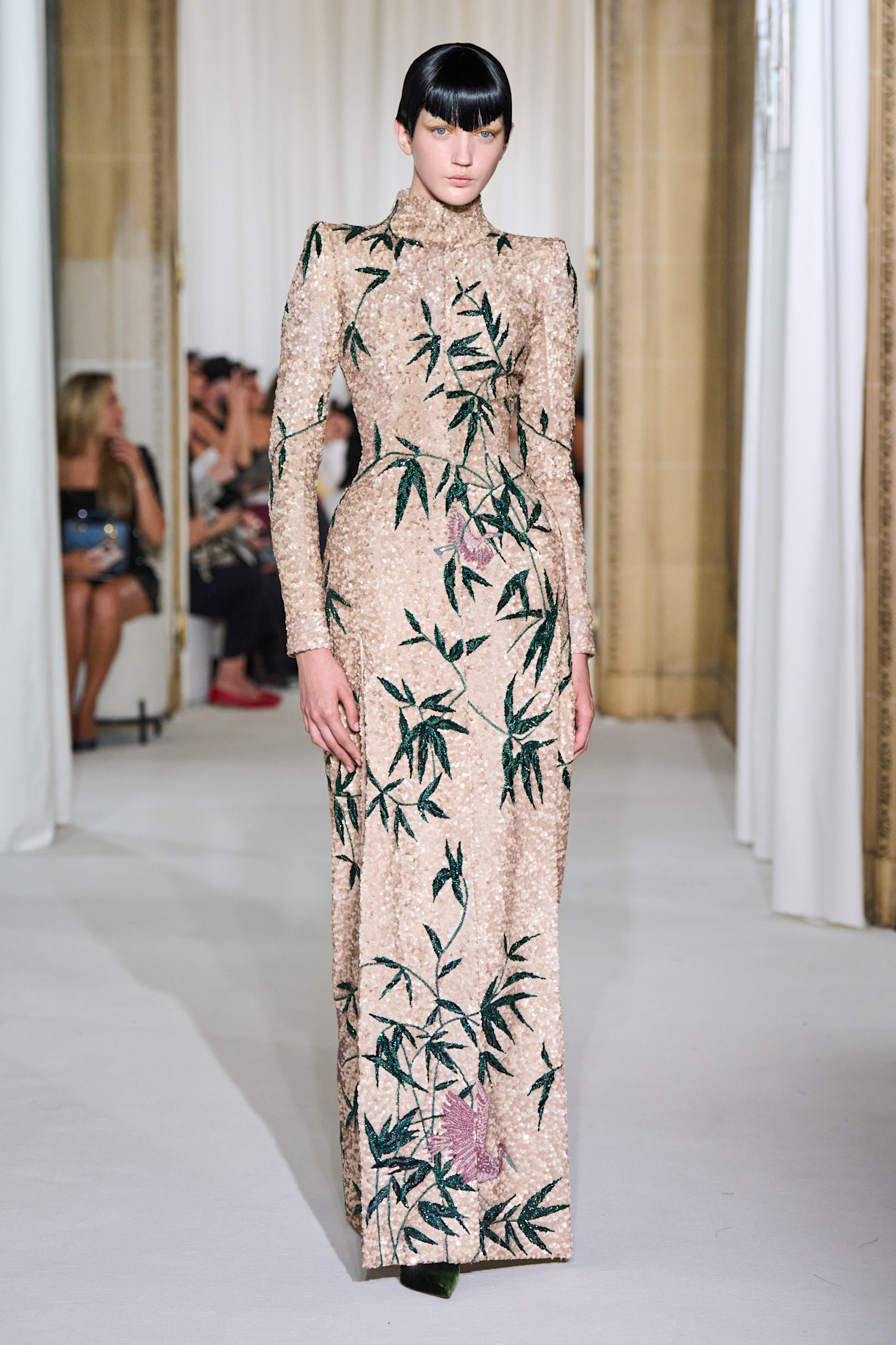 Ashi Studio خريف وشتاء 2025 للأزياء الراقية: عالم من الذكريات وفوضى شاعرية مُتقنة (فيديو) - مجلة هي